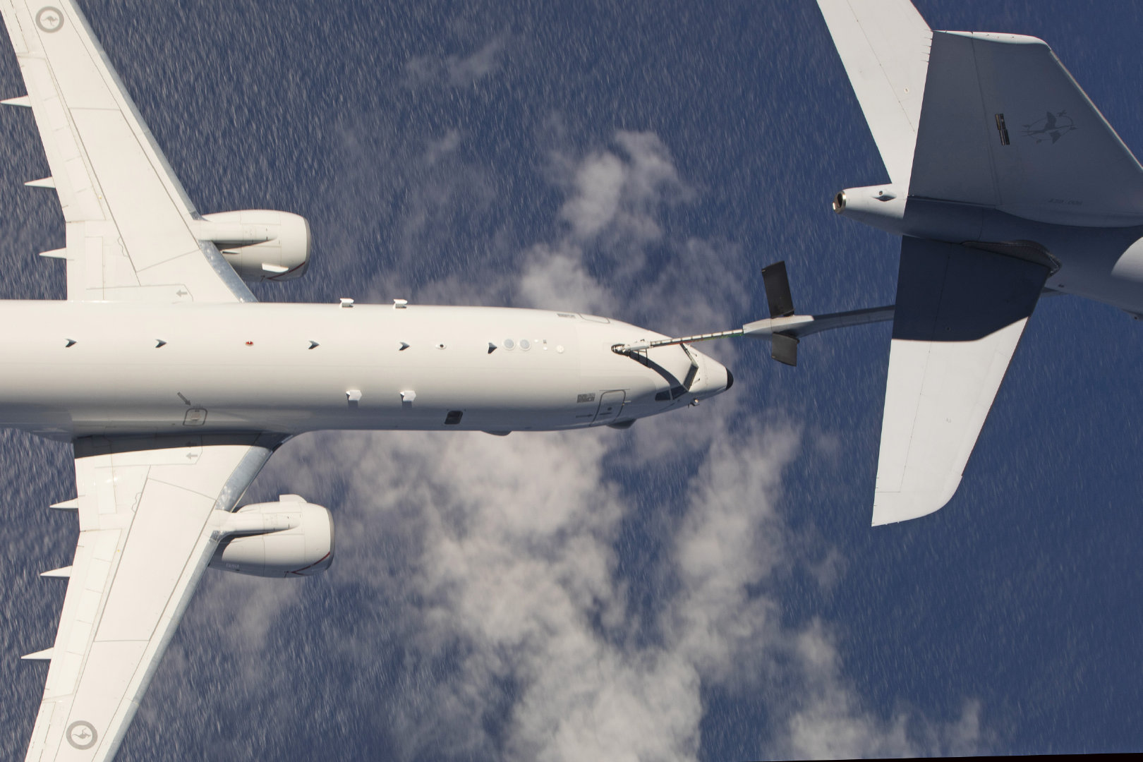 33中队的KC-30A多功能加油机A39-006首次在昆士兰沿海空域为11中队的P