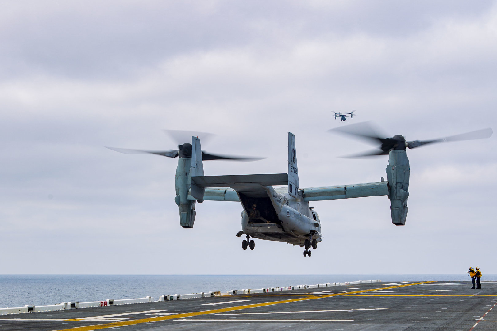 MV-22鱼鹰飞行员从两栖攻击舰“麦金岛”号（LHD 8）的甲板起飞