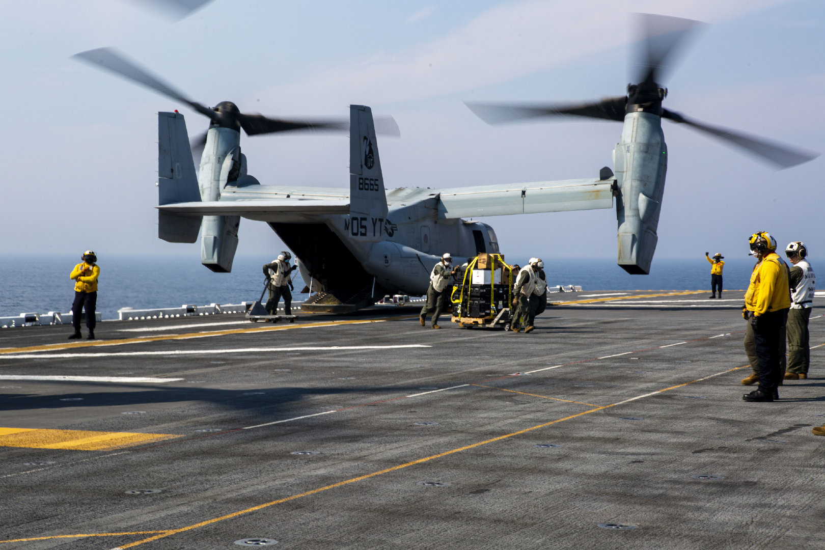 MV-22鱼鹰飞行员从两栖攻击舰“麦金岛”号（LHD 8）的甲板起飞
