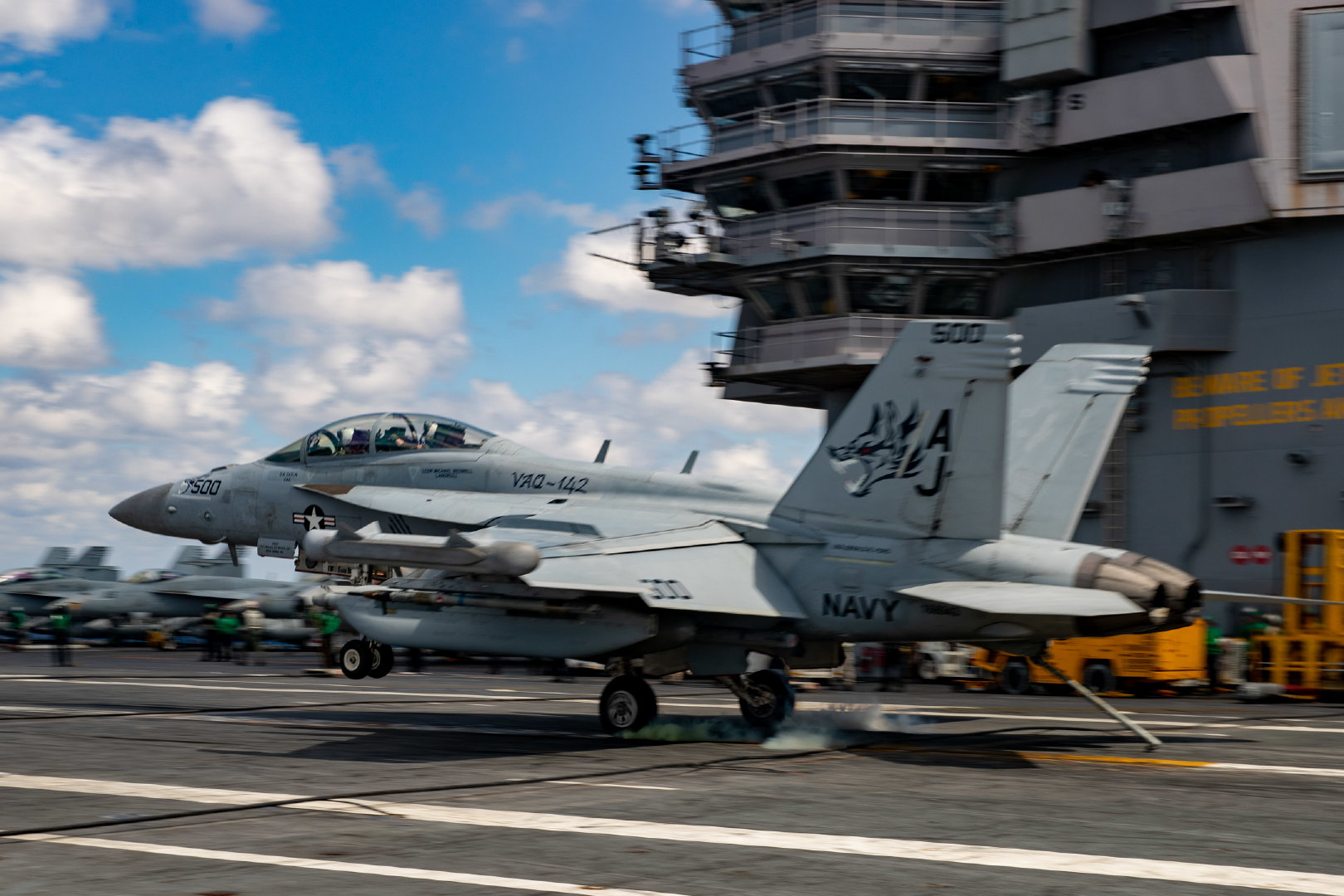 一架F/A-18F降落在杰拉尔德·r·福特号、航空母舰的飞行甲板上