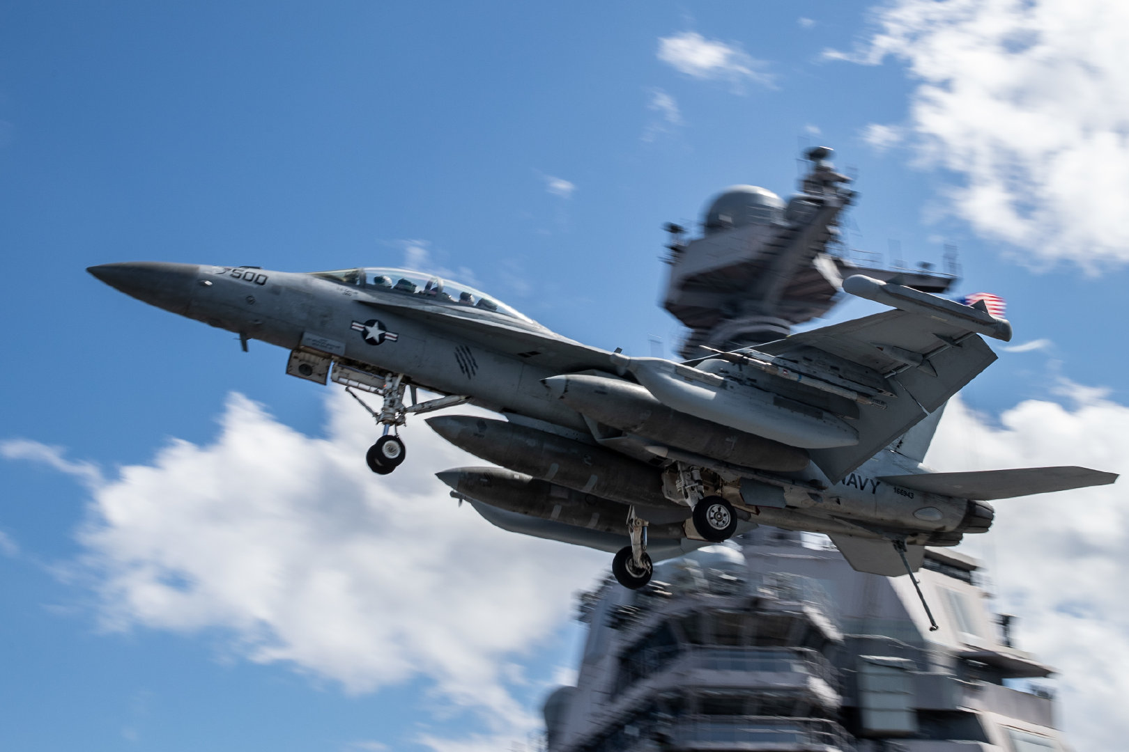 一架F/A-18F降落在杰拉尔德·r·福特号、航空母舰的飞行甲板上