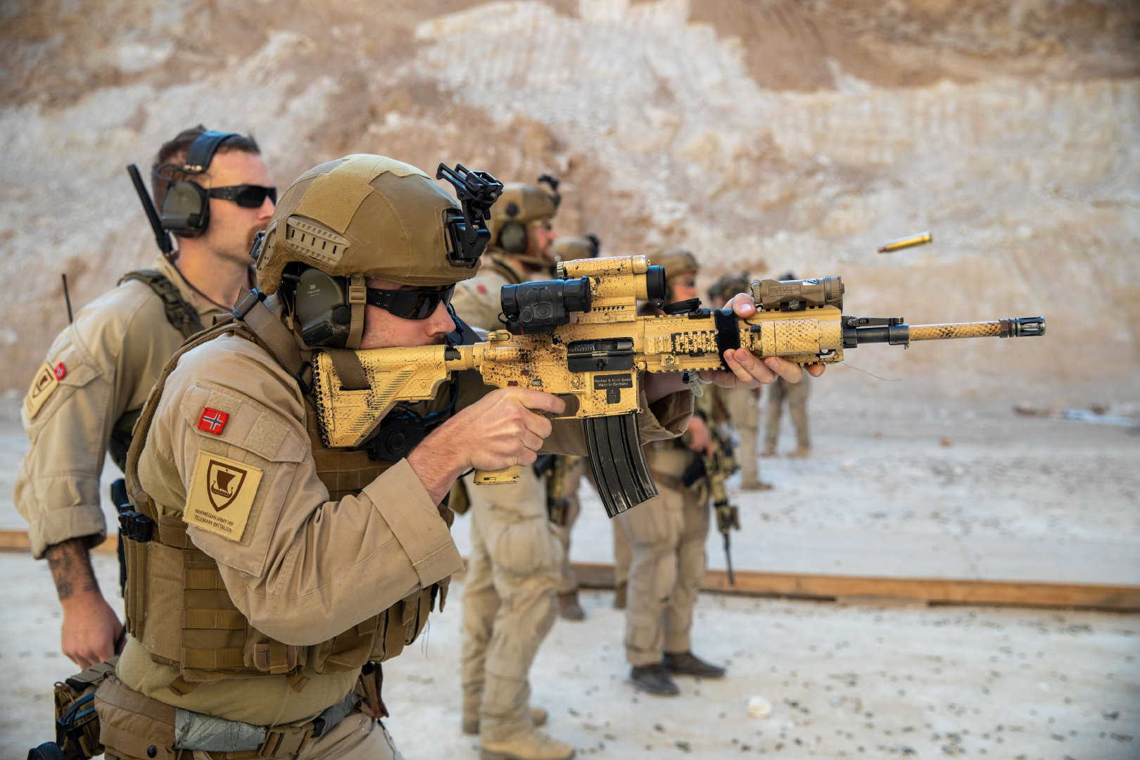 一门M119A3 105毫米榴弹炮正在进行实弹射击演习