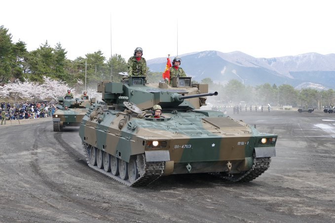 IFV主武器为Oerlikon公司授权制造90口径35mm KDE机炮还有装备APDS（