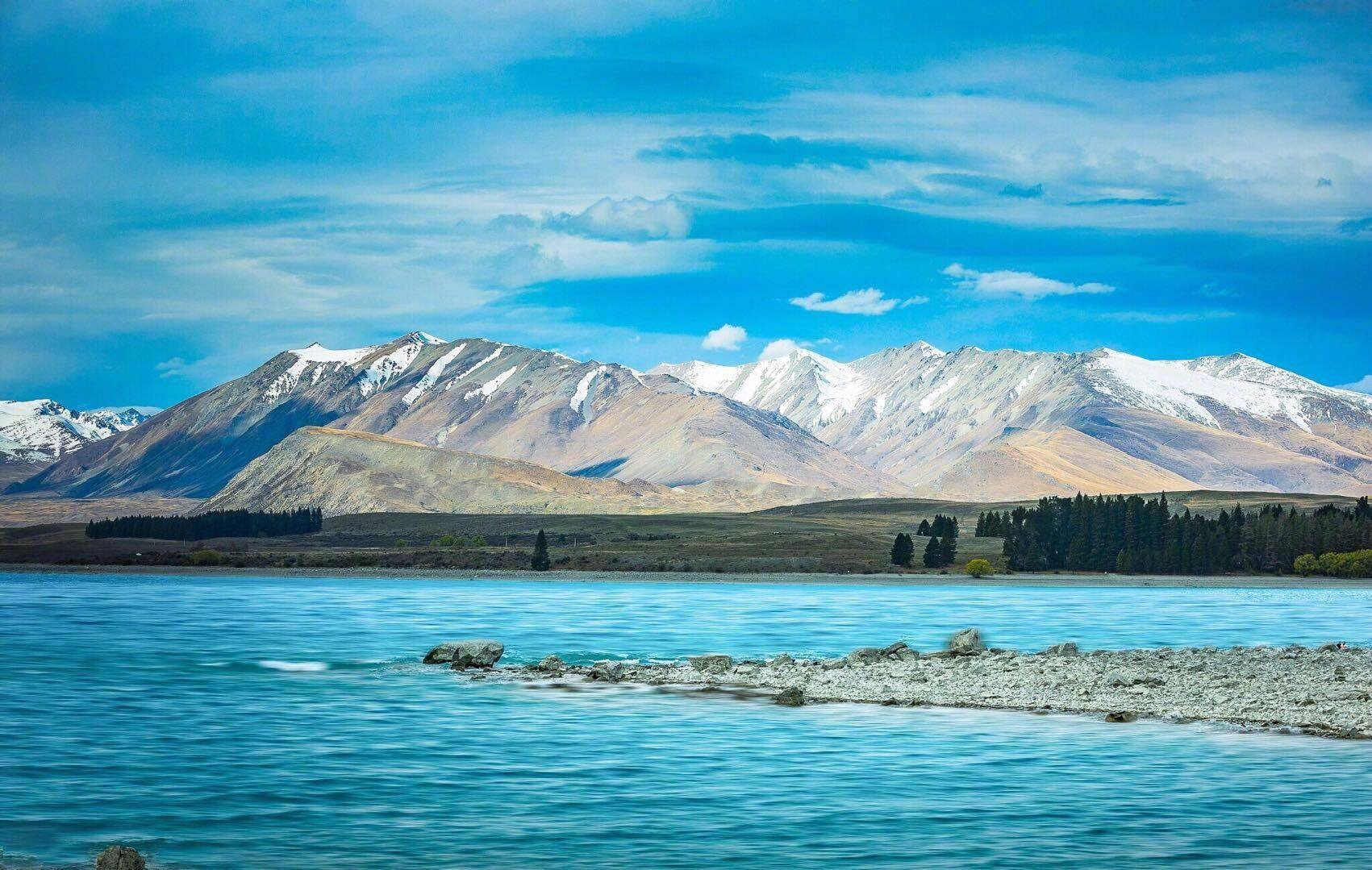 特卡波湖——位于新西兰南岛，平静的湖水被南阿尔卑斯山包围……__财经头条