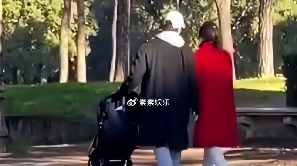 宋仲基带妻子和儿子散步，凯蒂穿红外套甜笑，一家三口画面很温馨|宋仲基|凯蒂|一家三口_新浪新闻