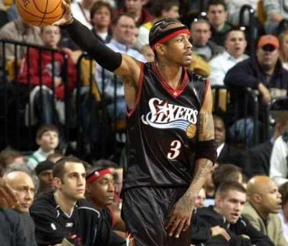 去你的篮球梦！NBA球星能把篮球“变小”，普通人谁可以？|篮球|单手|球星_新浪新闻