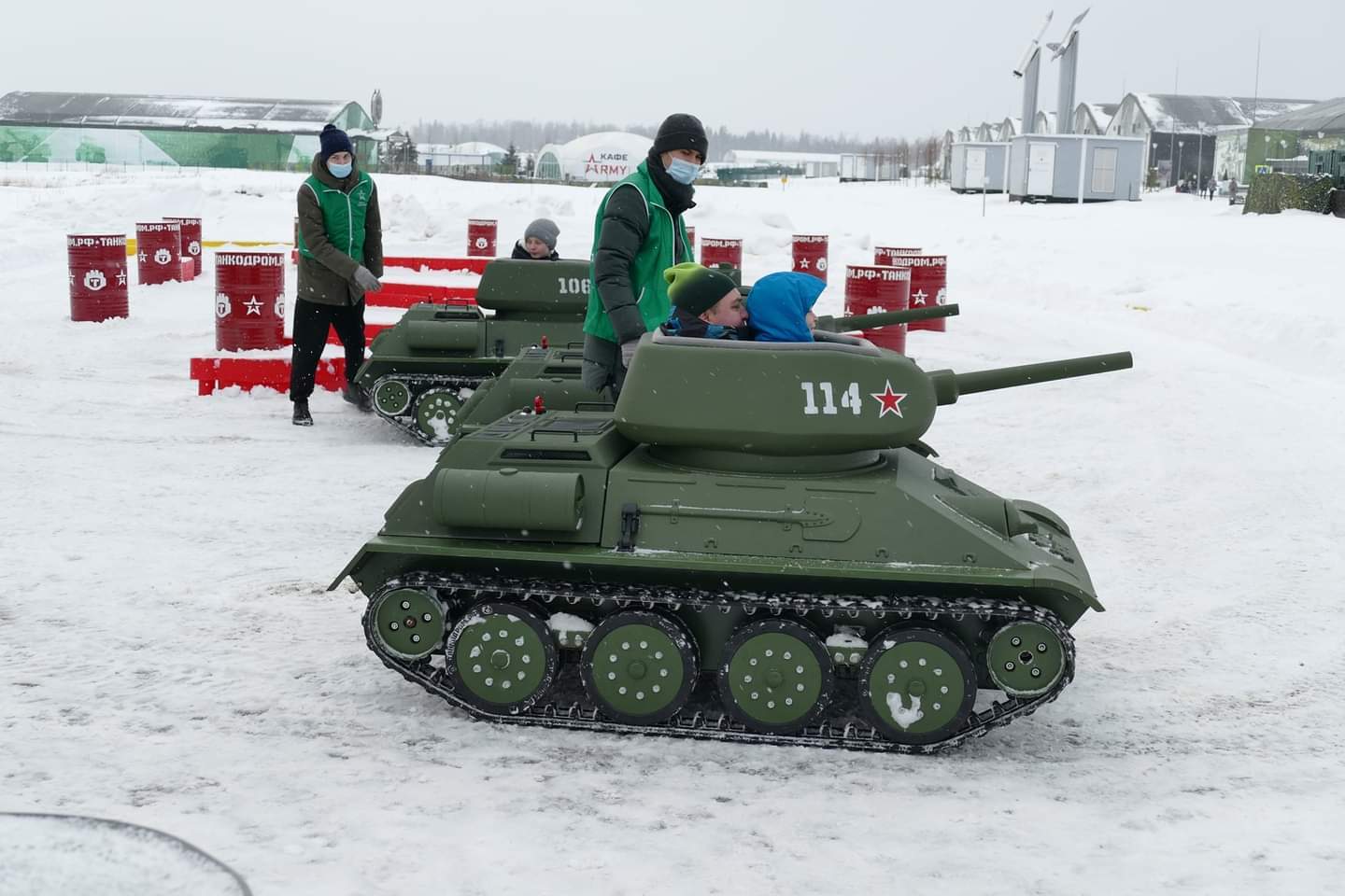 俄罗斯爱国者公园里最火的娱乐项目－－驾驶迷你T-34坦克