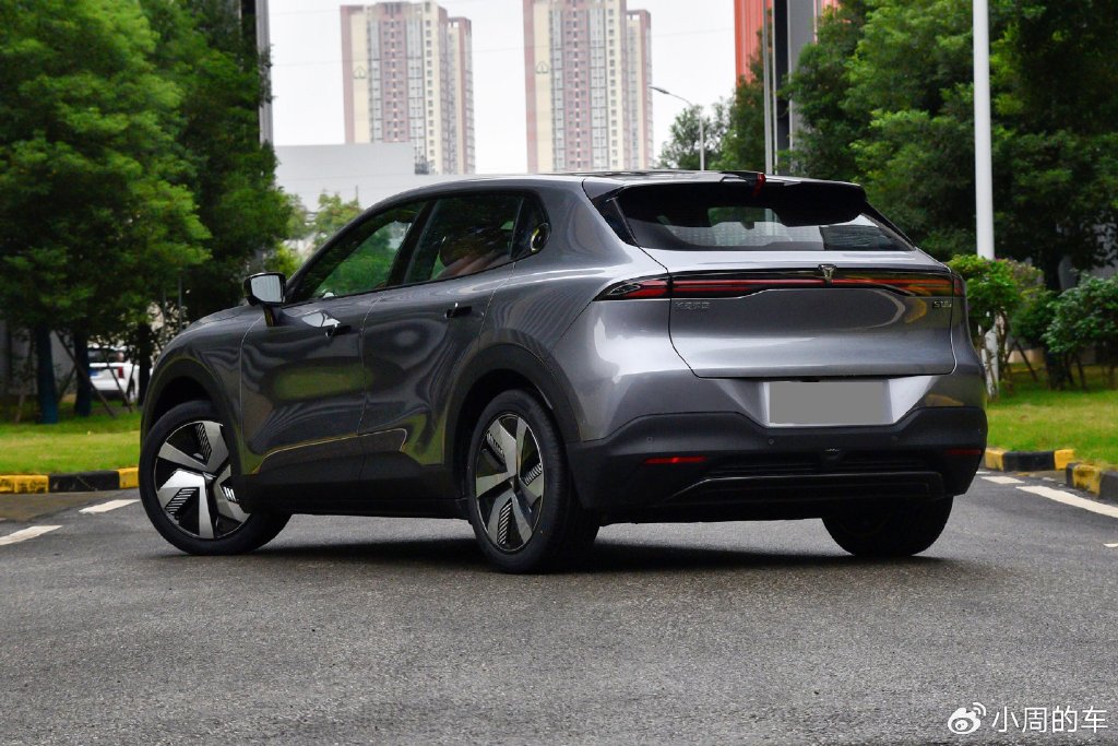 这下热闹了！深蓝S05、吉利银河E5定价高度一致，怎么选更合适？-新浪汽车