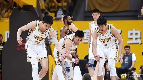 诡异！广厦中场休息回来不会打球了！胡金秋受伤让他们自乱阵脚？|胡金秋|广厦|阵脚_新浪新闻