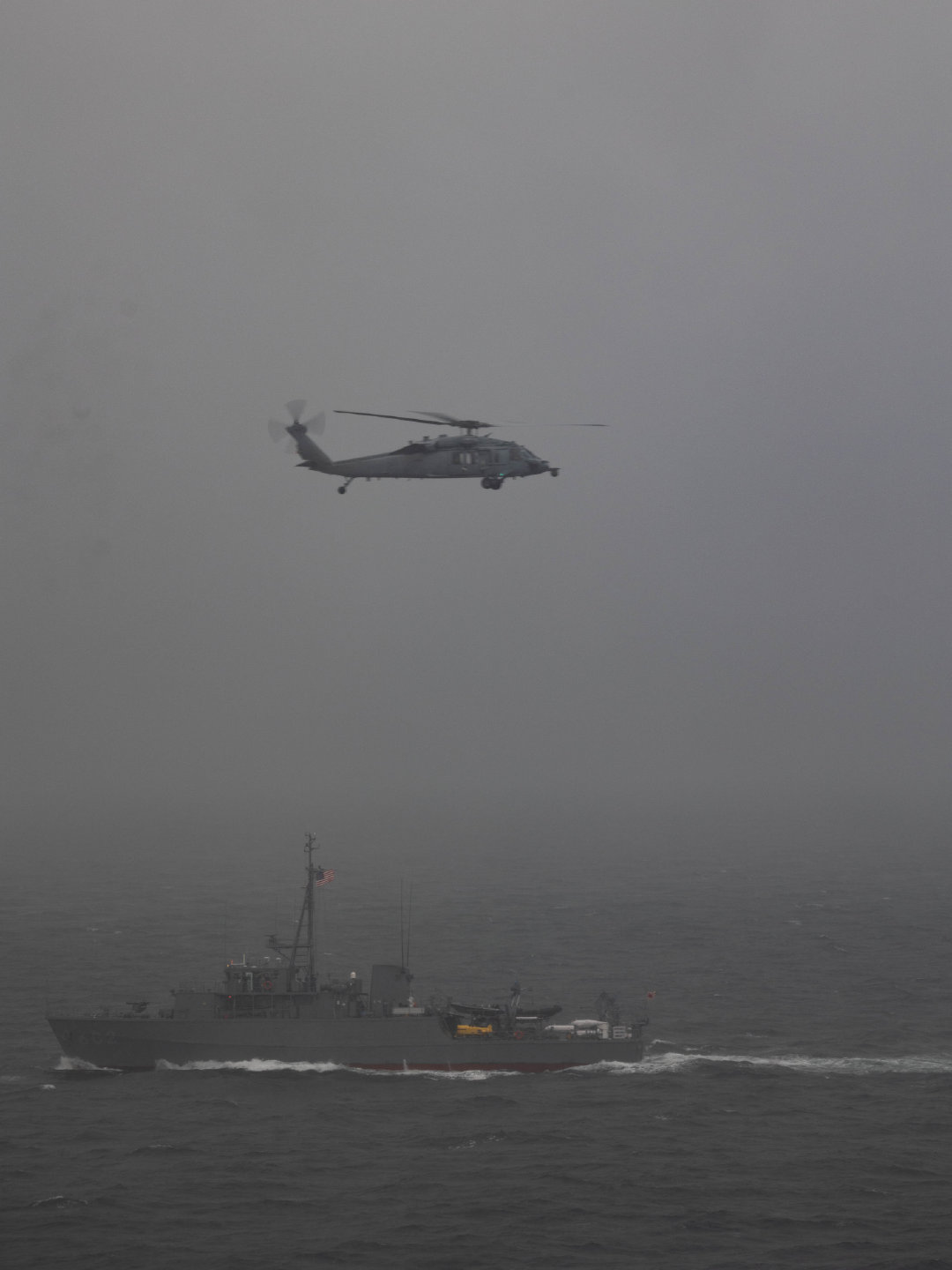 JS Osumi（LST-4001）在菲律宾海的铁拳23号行动中进入编队