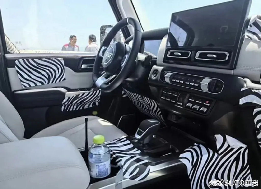 “国产大G”，全新BJ212内饰细节曝光，可控制防倾杆断开-新浪汽车