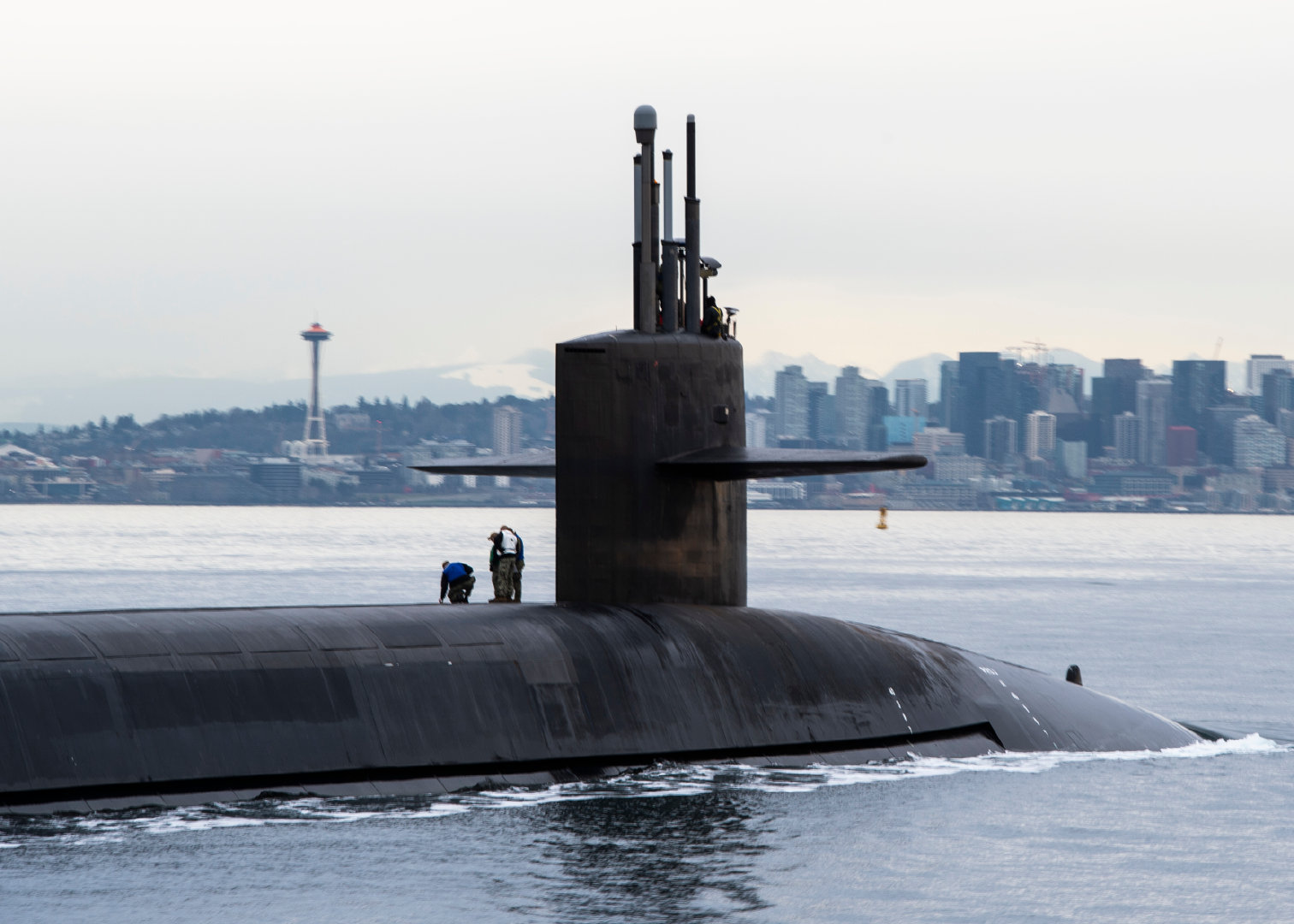 核潜艇路易斯安那号(SSBN 743)大修后穿过普吉特湾