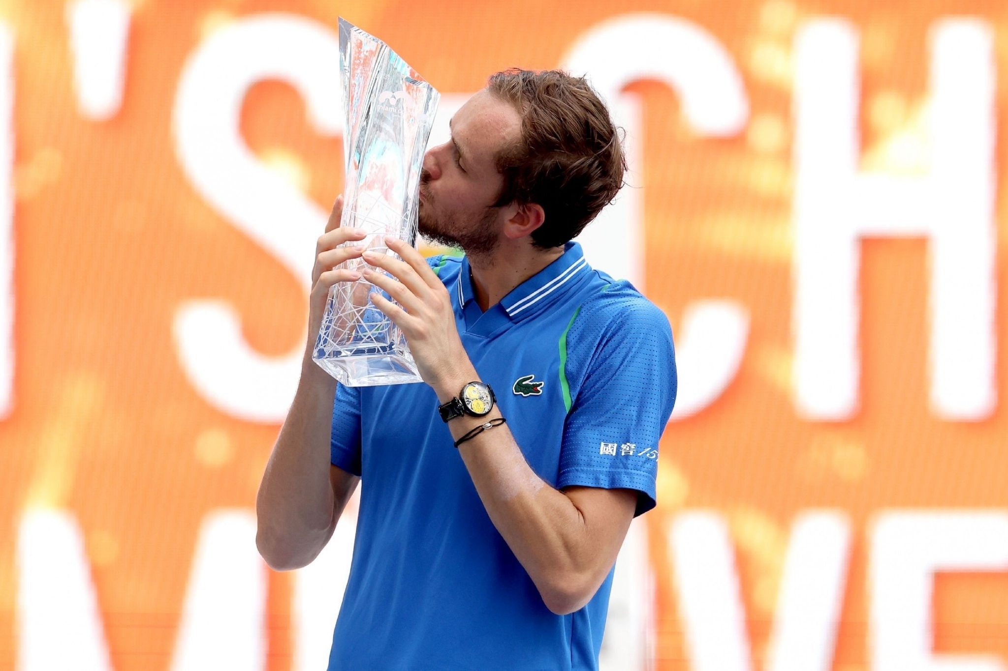 冠军捧杯图🏆 ATP1000迈阿密大师赛冠军——梅德韦杰夫__财经头条