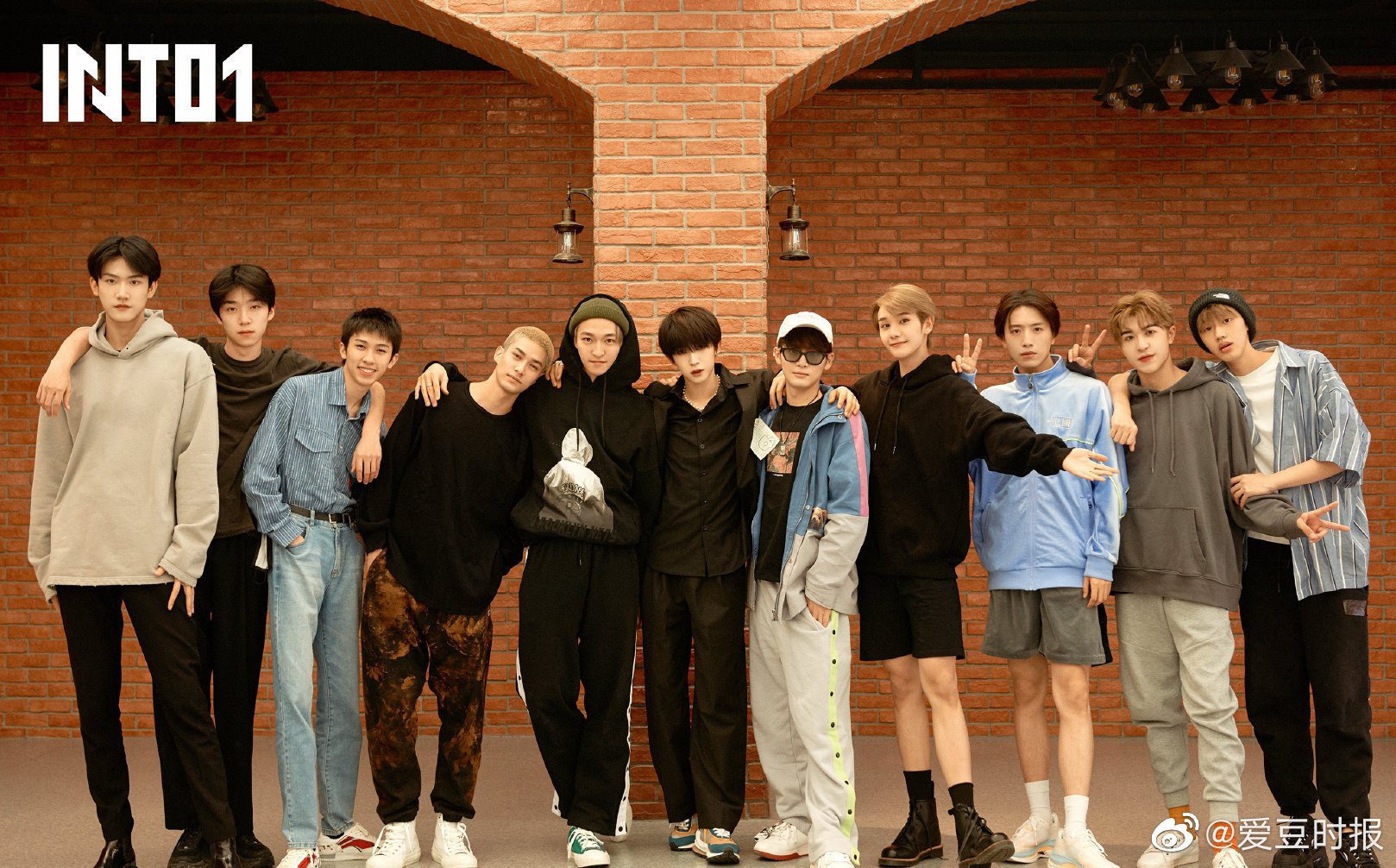 INTO1应援色紫耀蓝，粉丝名叫INsider，应援口号为穿越世界一起看……