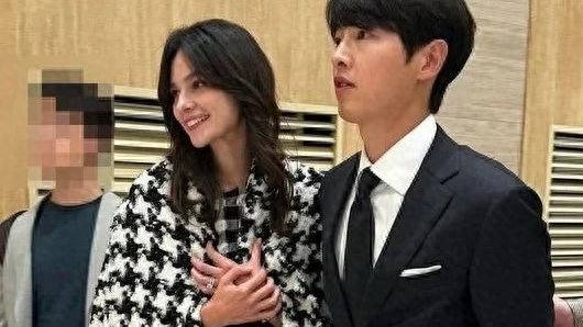 宋仲基和妻子凯蒂，出席妹妹的婚礼，现场照公开，成韩网热门话题|宋仲基|凯蒂|韩网_新浪新闻