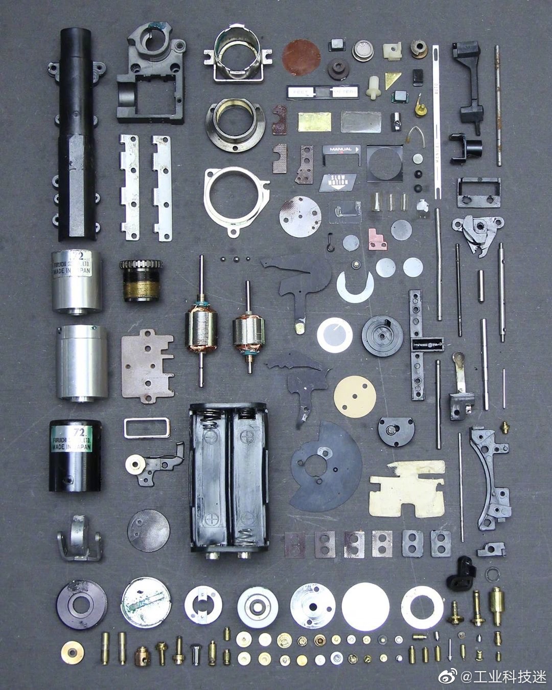 一款日本启能（Chinon)出品的启能672超8相机拆解，内含885个零件