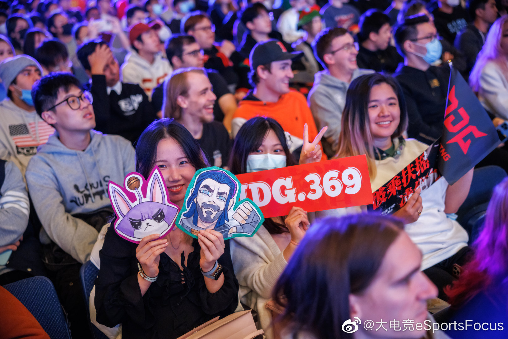 今日赛后返图： 为JDG热情应援的粉丝们！