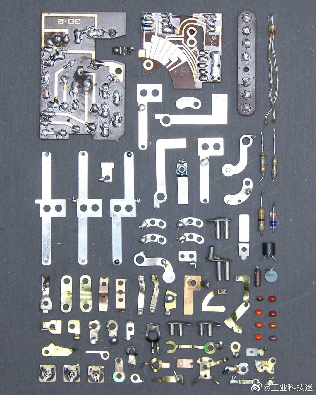 一款日本启能（Chinon)出品的启能672超8相机拆解，内含885个零件