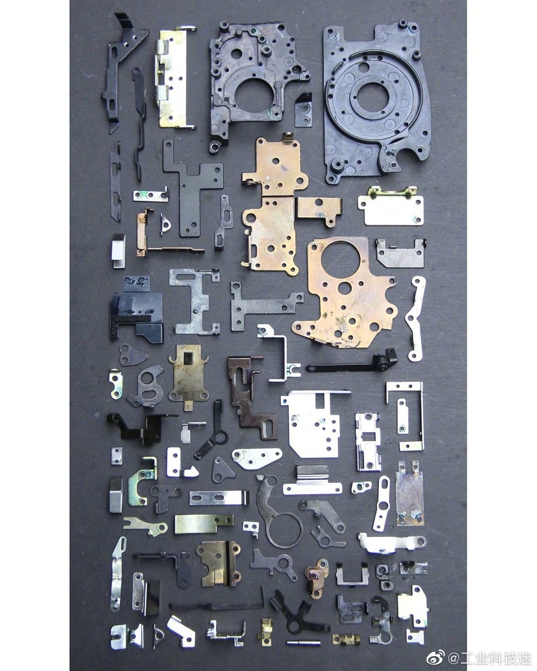 一款日本启能（Chinon)出品的启能672超8相机拆解，内含885个零件