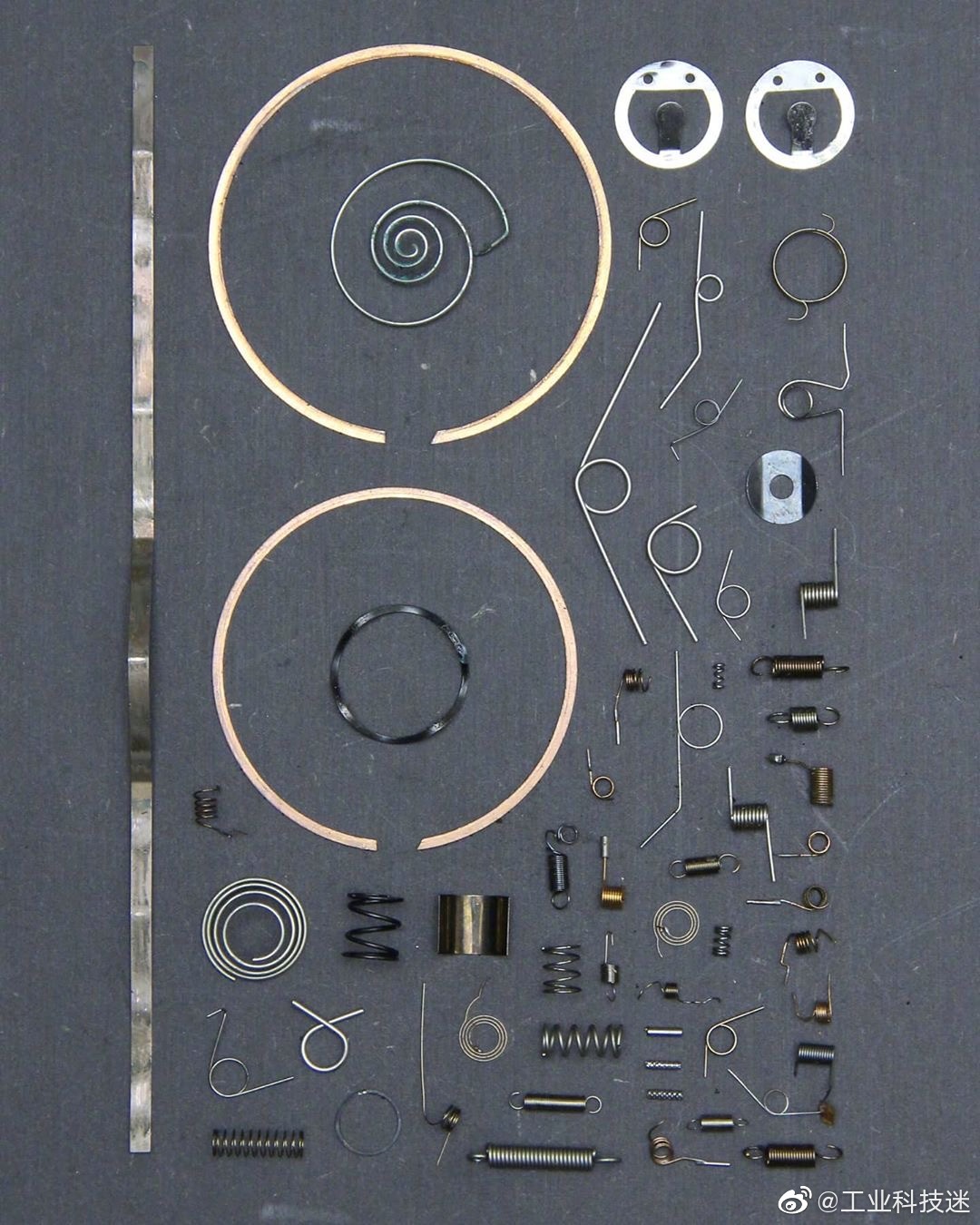 一款日本启能（Chinon)出品的启能672超8相机拆解，内含885个零件