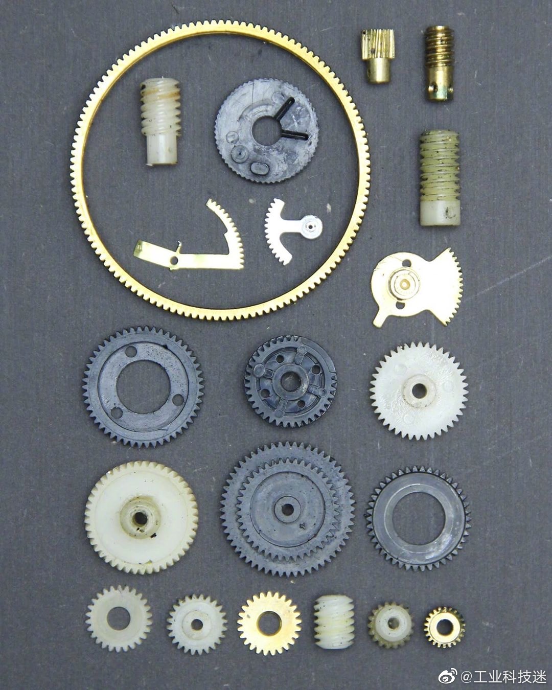 一款日本启能（Chinon)出品的启能672超8相机拆解，内含885个零件