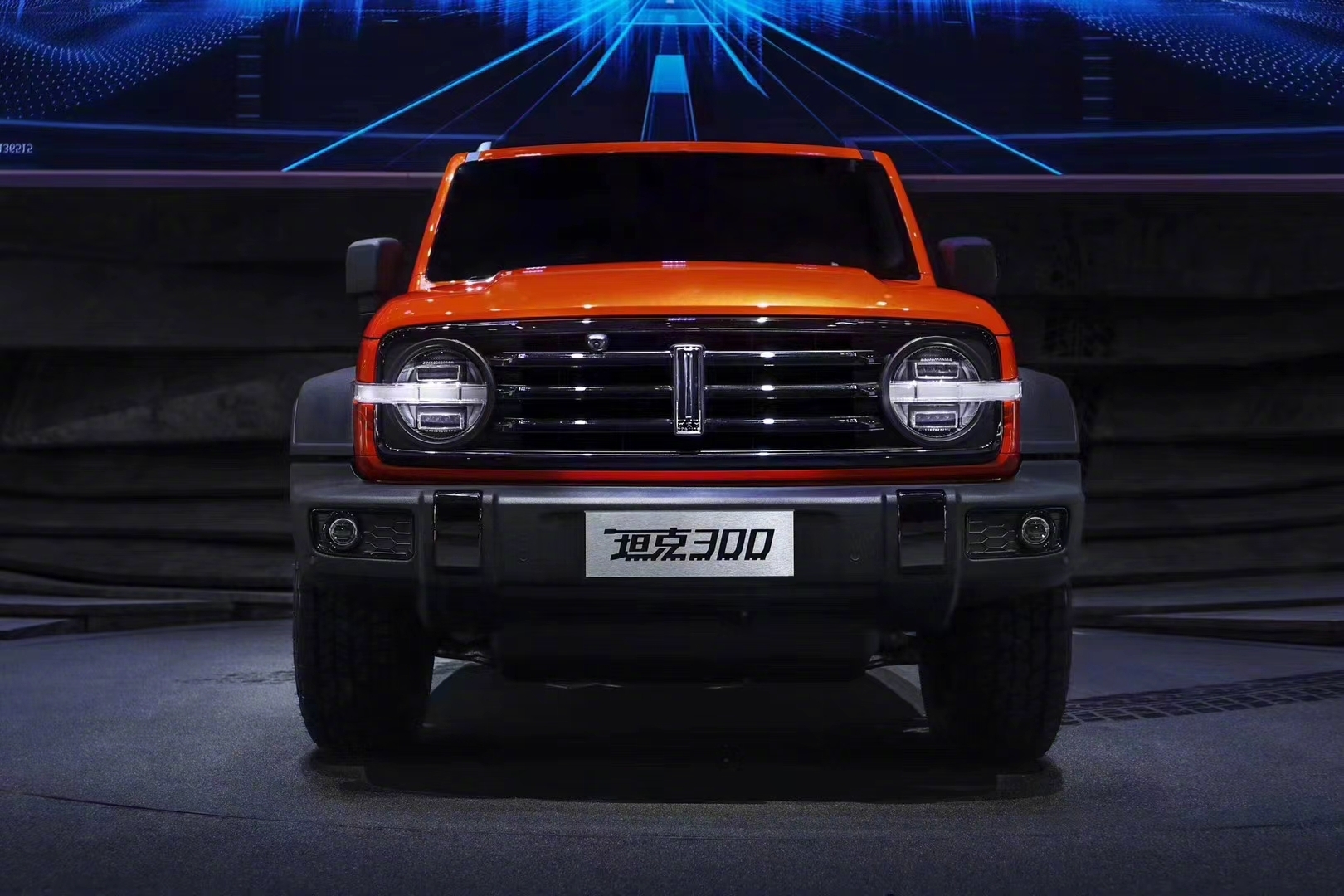 WEY正式发布了WEY坦克300，新车是一款非承载式车身的硬派SUV