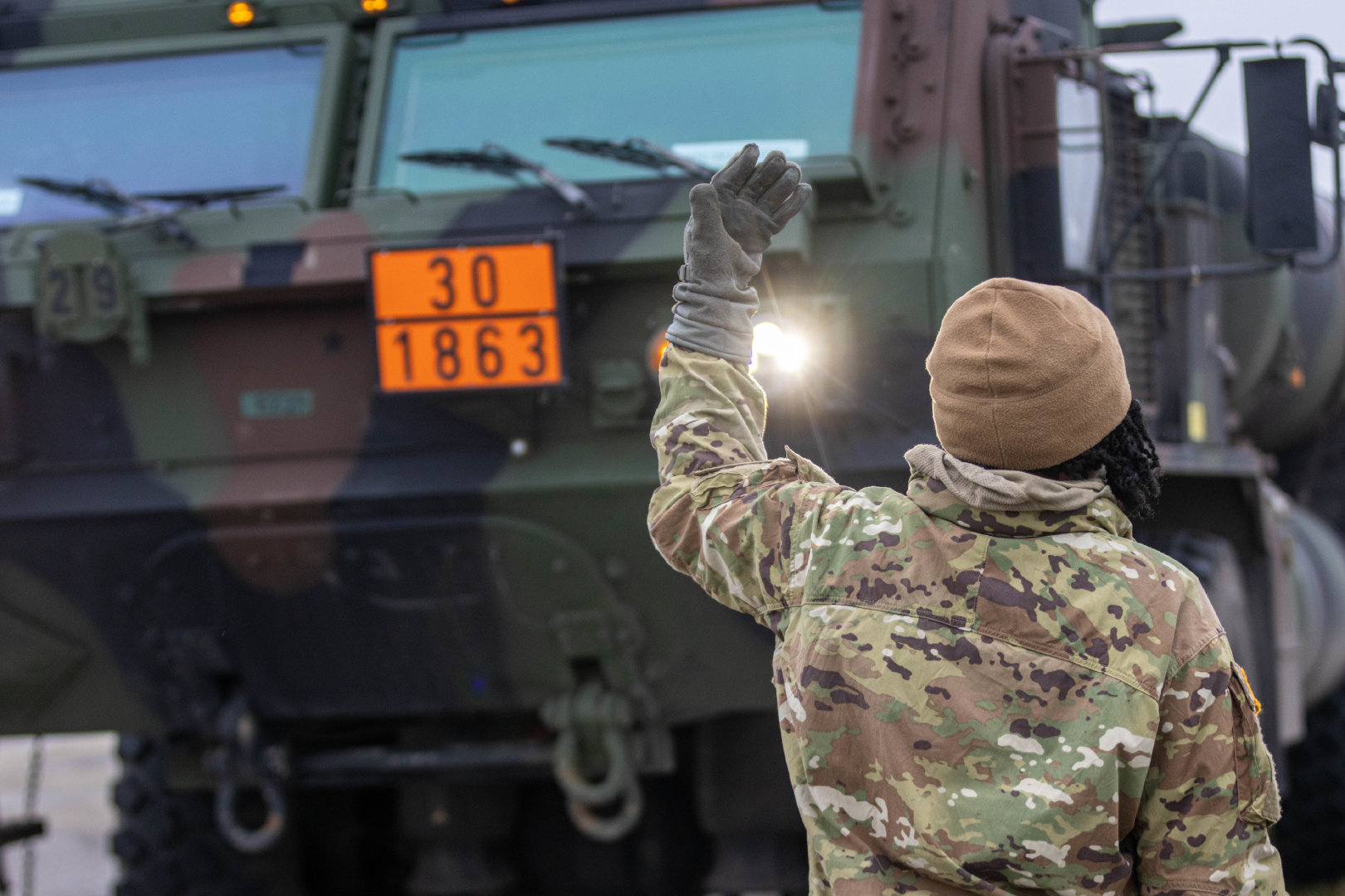 前沿武装和加油点(FARP)演习中为一架AH-64阿帕奇加油