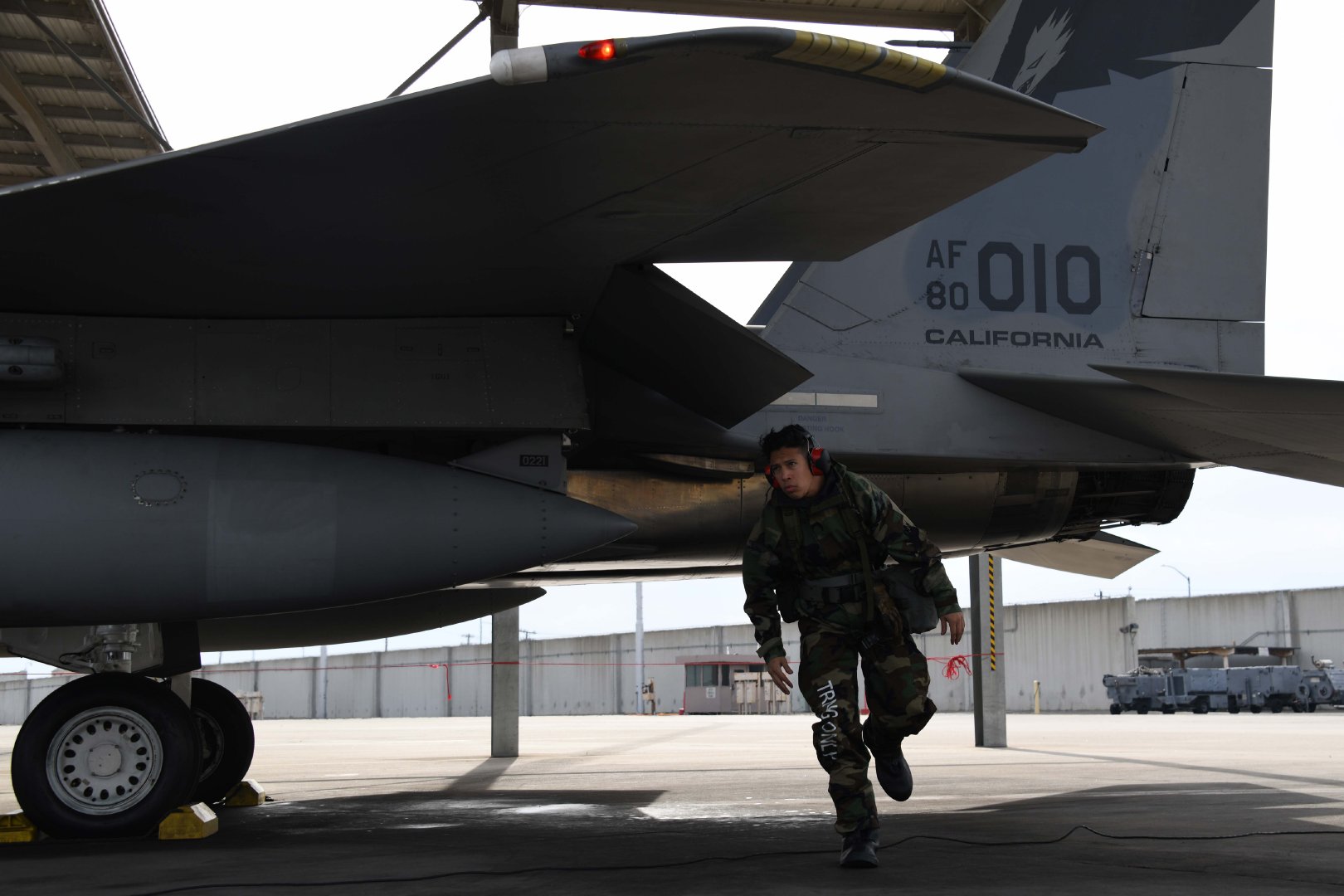 第144战斗机联队的美国空军F-15C“鹰”在基地范围内的演习中飞行__财经头条