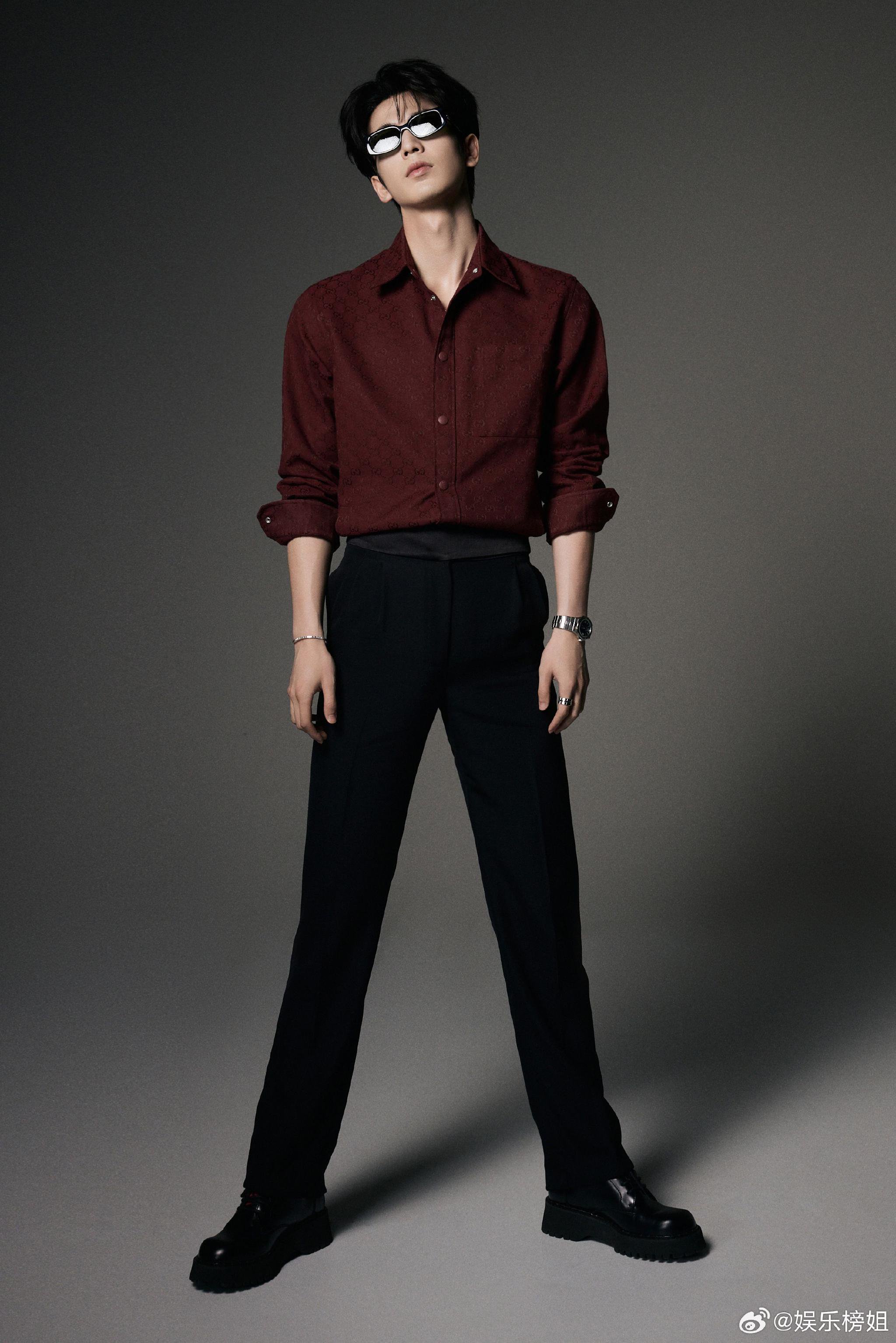 张凌赫直播造型，红色太适合啦！帅的太超过了吧，男模身材一整个嘶哈！|直播|张凌赫_新浪新闻