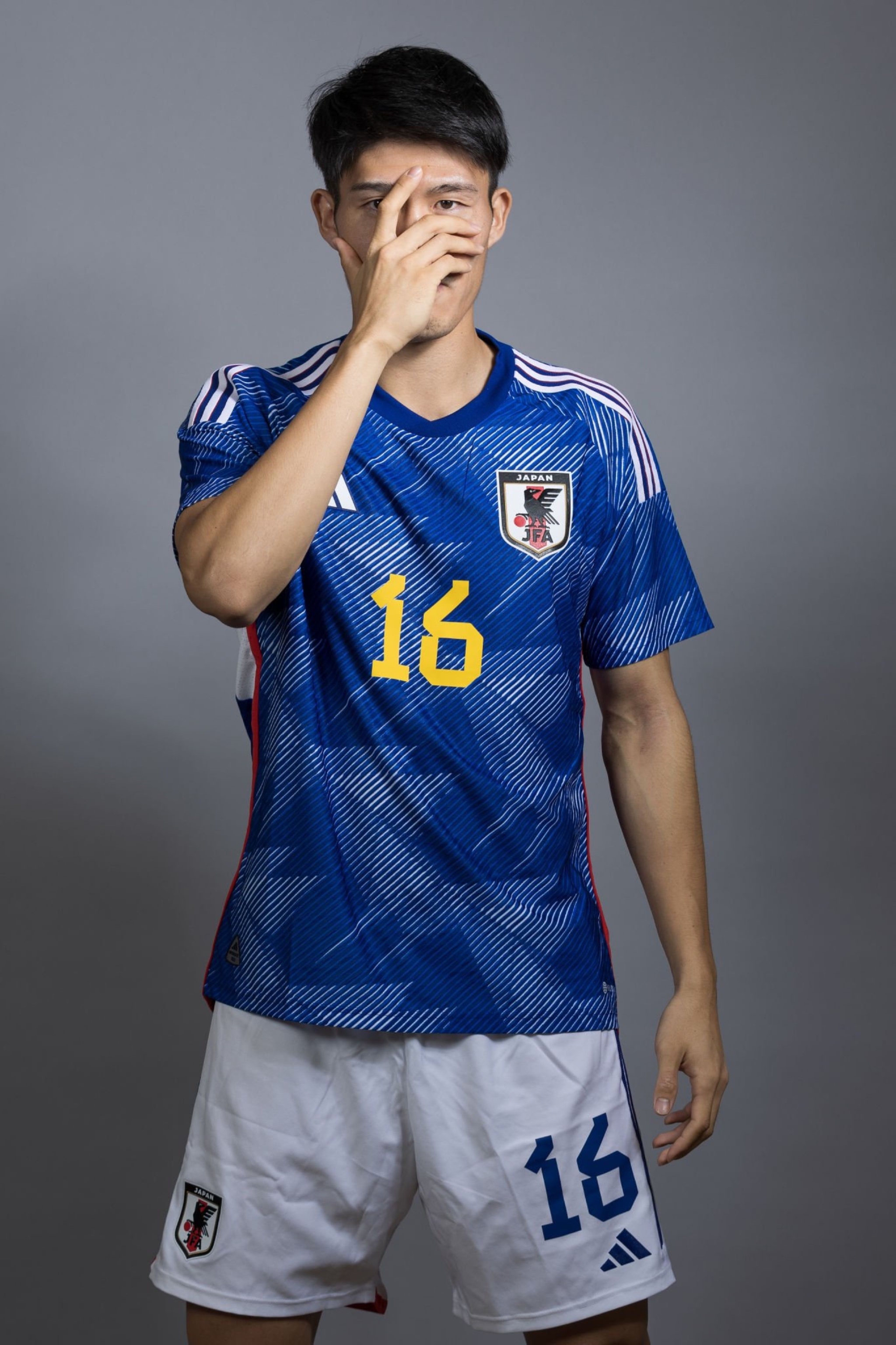 Tomi的高清定妆照，希望他在艰难的小组发挥优异