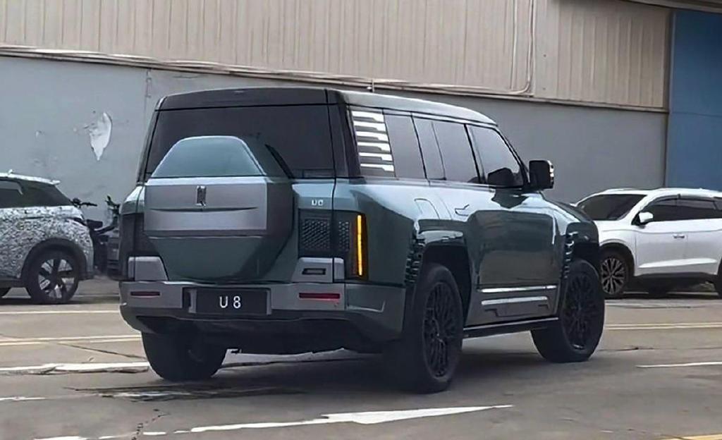 仰望U8实车现身，内饰细节曝光，2+2+3座椅布局，或上海车展亮相