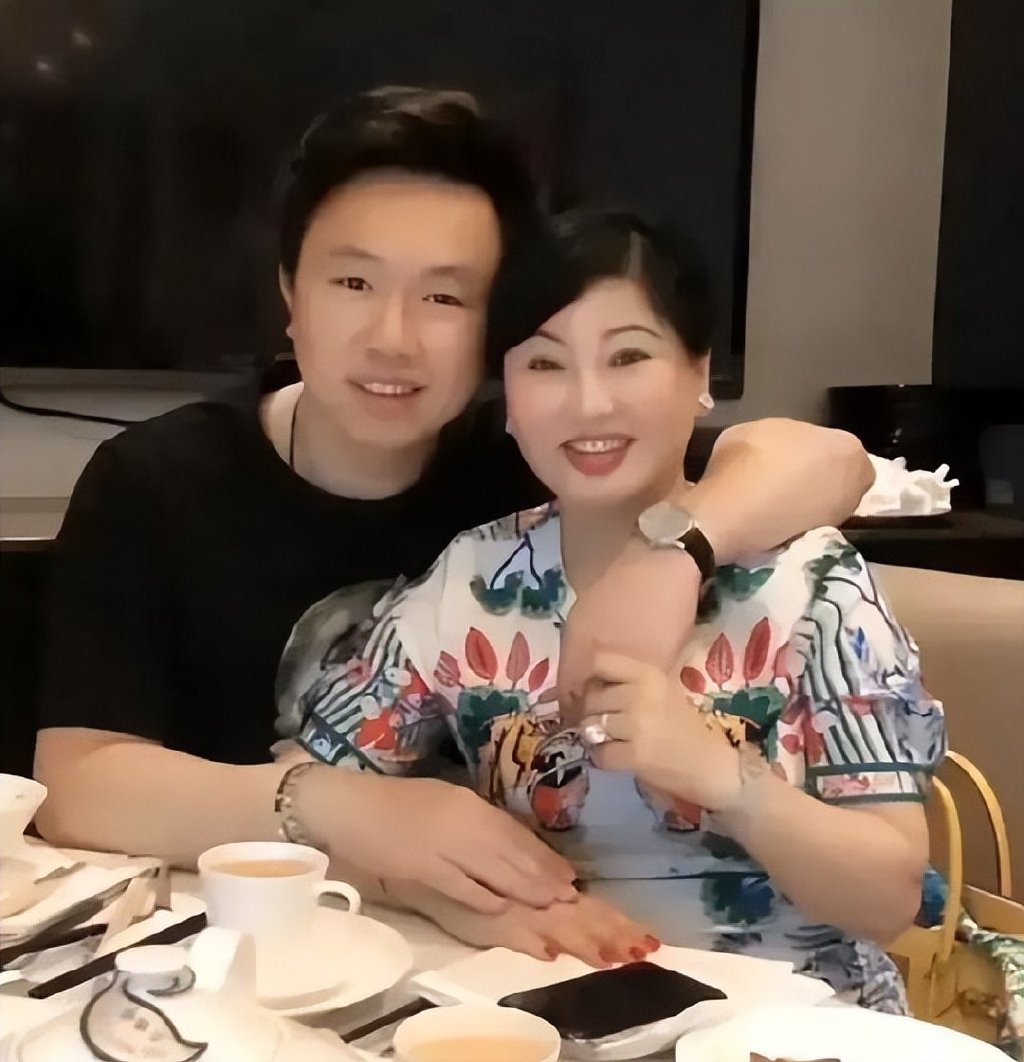 蔡天凤被曝和前任的哥哥非常暧昧!两人合开公司,私下关系不一般 财经头条
