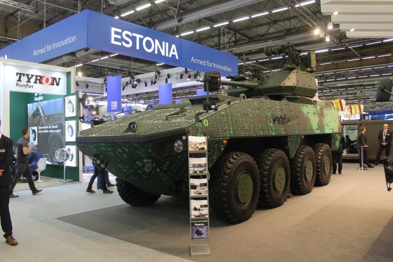 芬兰帕提亚公司的AMV8乘8轮式装甲车借助5G通讯技术实现远距离遥控驾