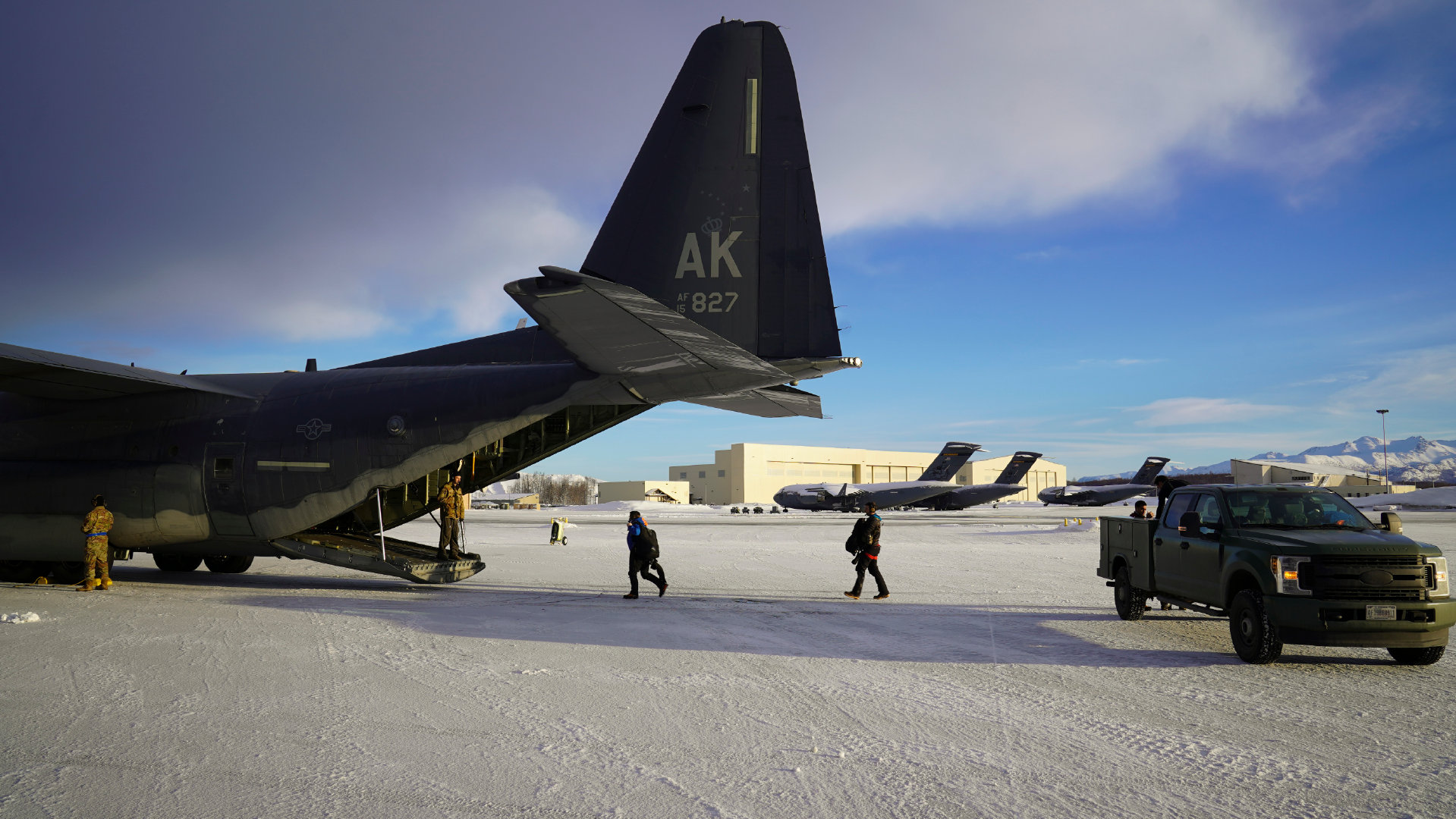 HC-130J的空中加油能力极大地扩展了HH-60G执行搜索和回收任务的航程