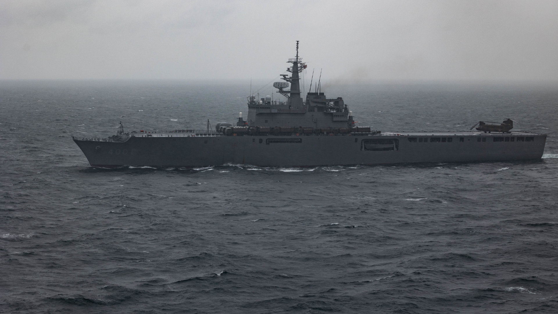 JS Osumi（LST-4001）在菲律宾海的铁拳23号行动中进入编队