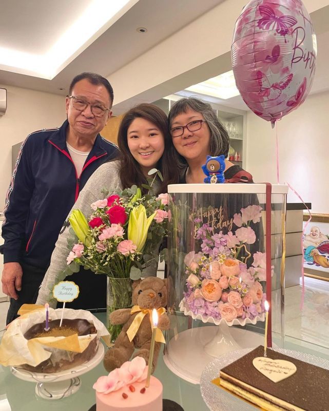 许绍雄一家在家为太太开心庆生 夫妻俩和女儿开心拍全家福