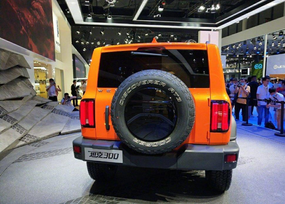 WEY正式发布了WEY坦克300，新车是一款非承载式车身的硬派SUV