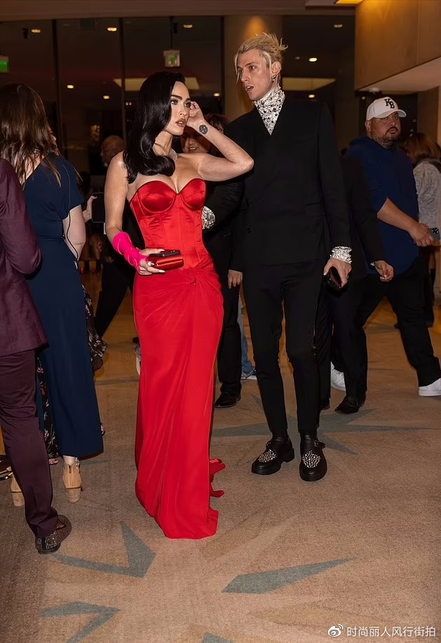 梅根福克斯和未婚夫枪爷闪耀晚宴！终于穿正常了，抹胸红裙太惊艳
