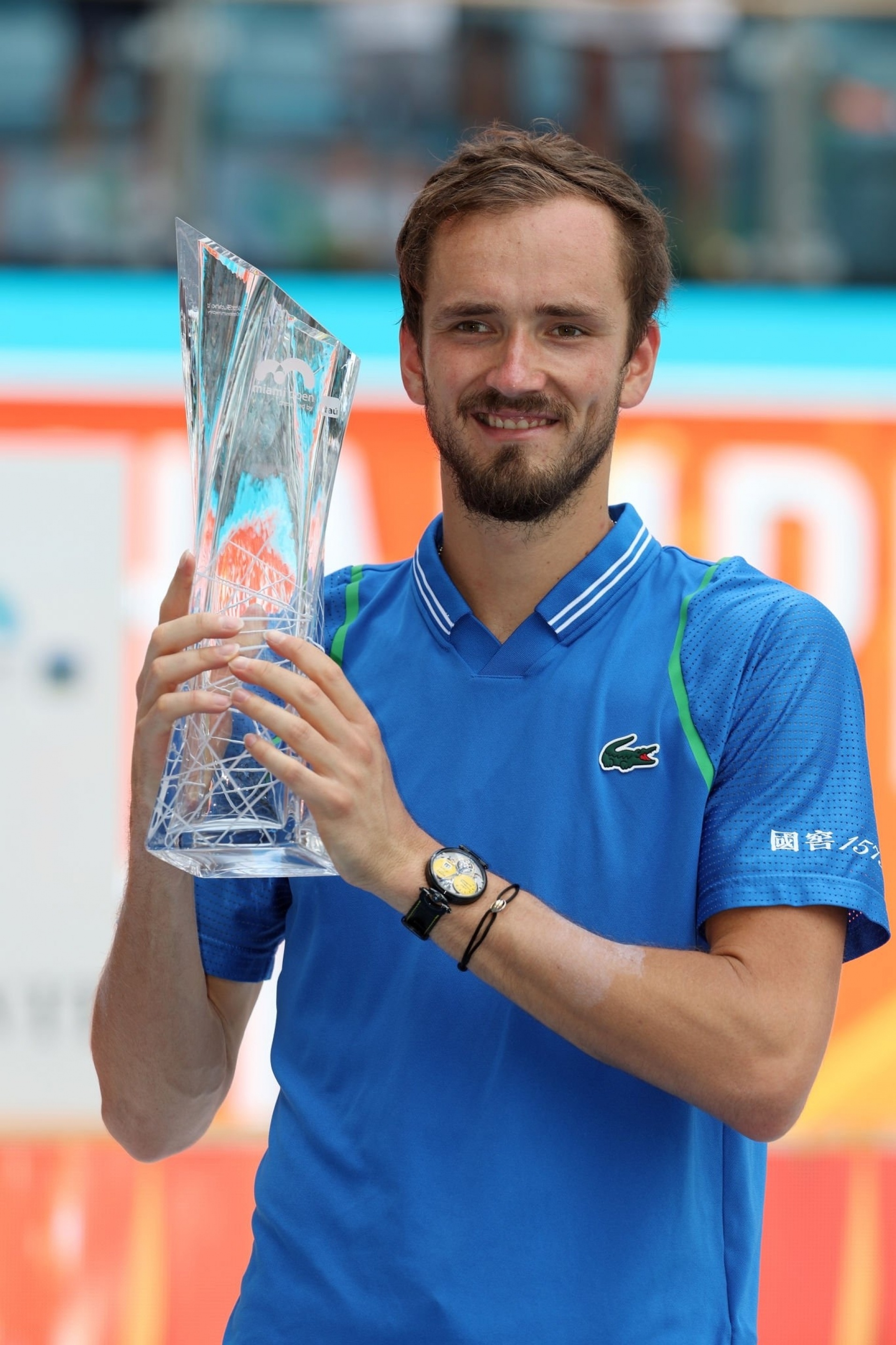 冠军捧杯图🏆 ATP1000迈阿密大师赛冠军——梅德韦杰夫__财经头条