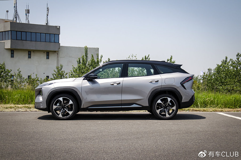 吉利银河L7上市售13.87万 首搭雷神8848+3DHT Pro 智爱座舱加持__财经头条