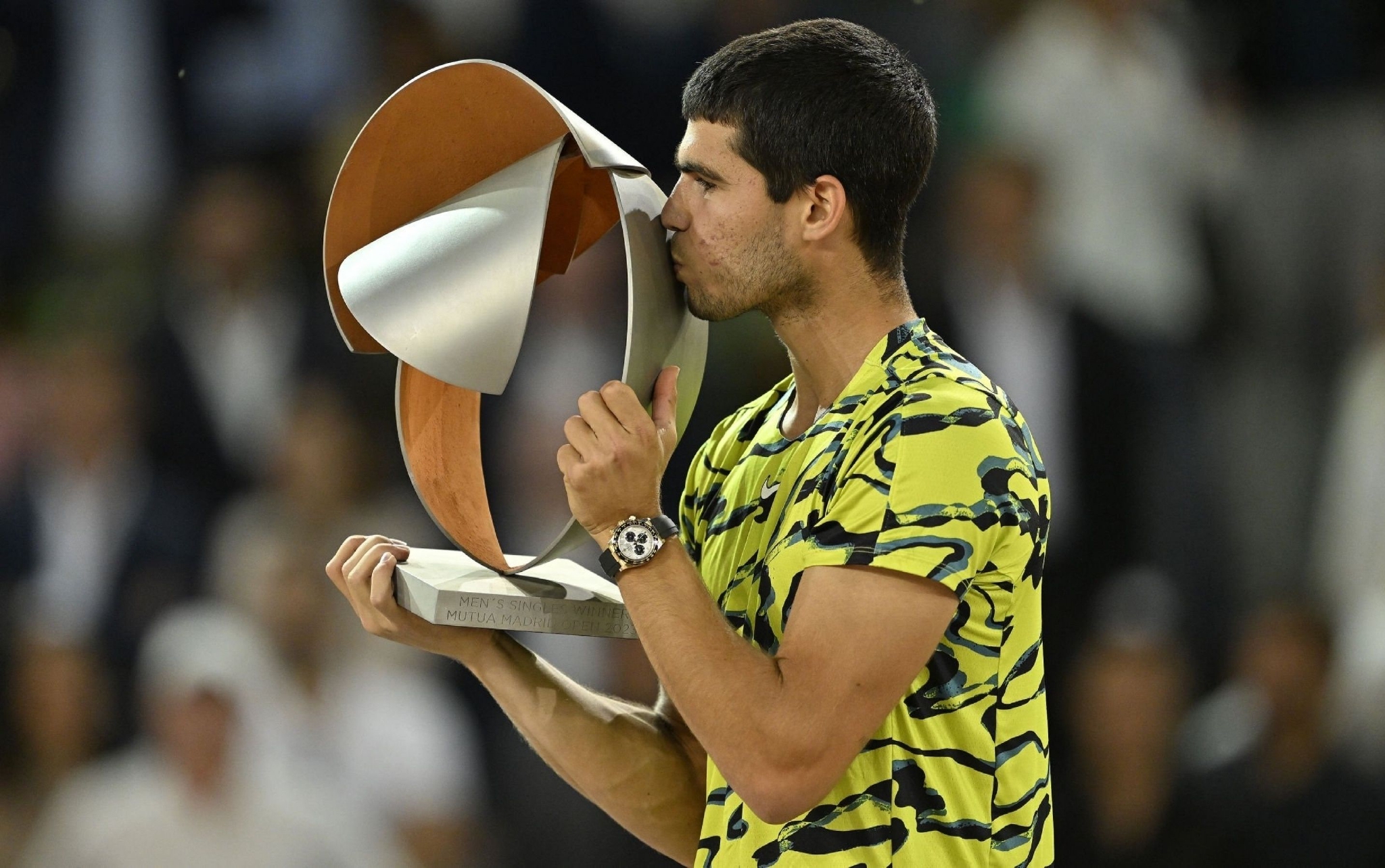 冠军捧杯图🏆 ATP1000马德里大师赛冠军——阿尔卡拉斯__财经头条