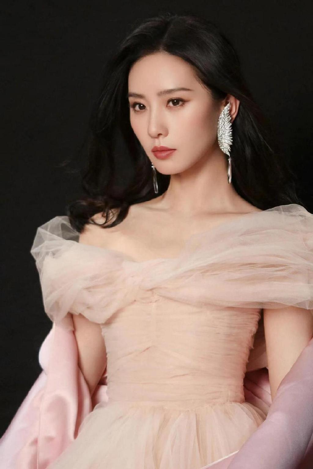 刘诗诗立冬写真造型封神！穿高定抹胸玫瑰裙，美背不拔火罐可惜了|刘诗诗|高定|抹胸_新浪新闻