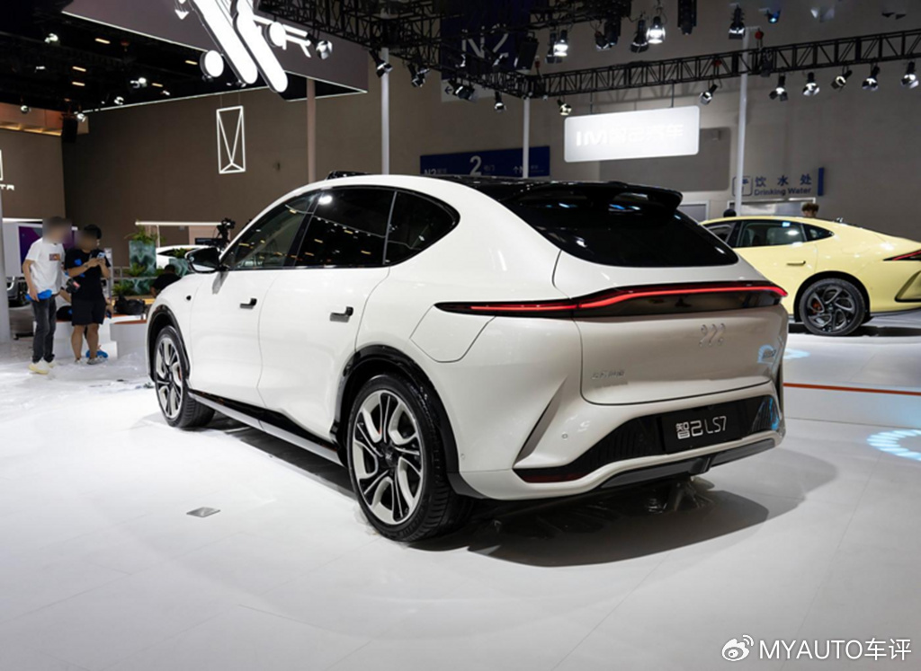 智己双雄齐聚重庆车展 LS7 Max与L6金标版来了!-新浪汽车