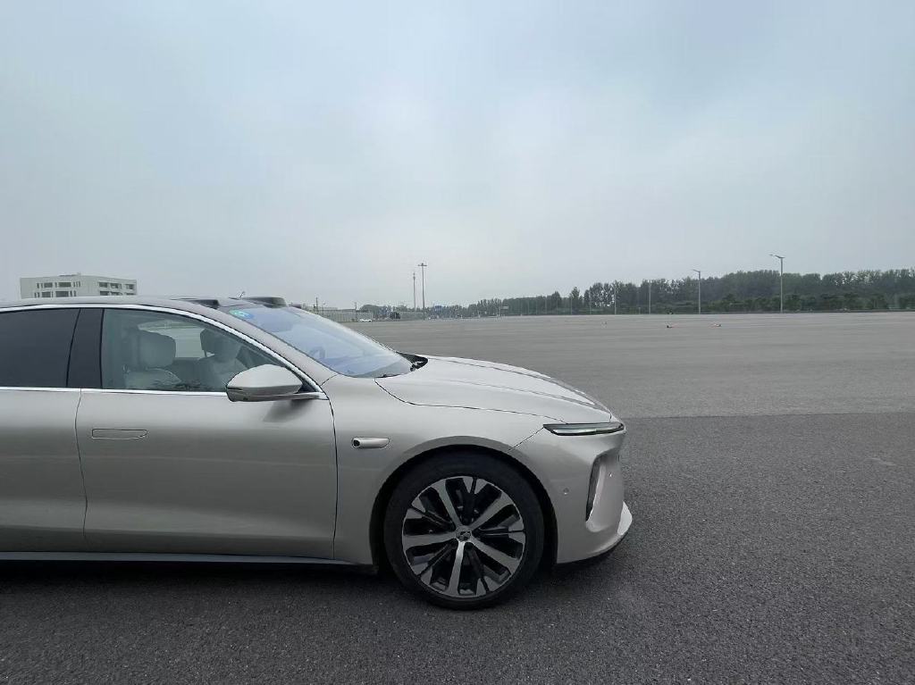 蔚来ET7评价：AI智能底盘好开好坐，一台向无趣说不的车-新浪汽车