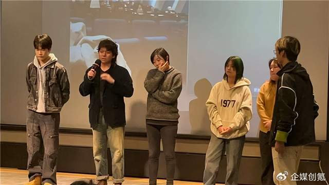 亚裔电影人的崛起：Qi Yang以卓越才华闪耀国际影坛|Whispers|Deep Blue|亚裔_新浪新闻