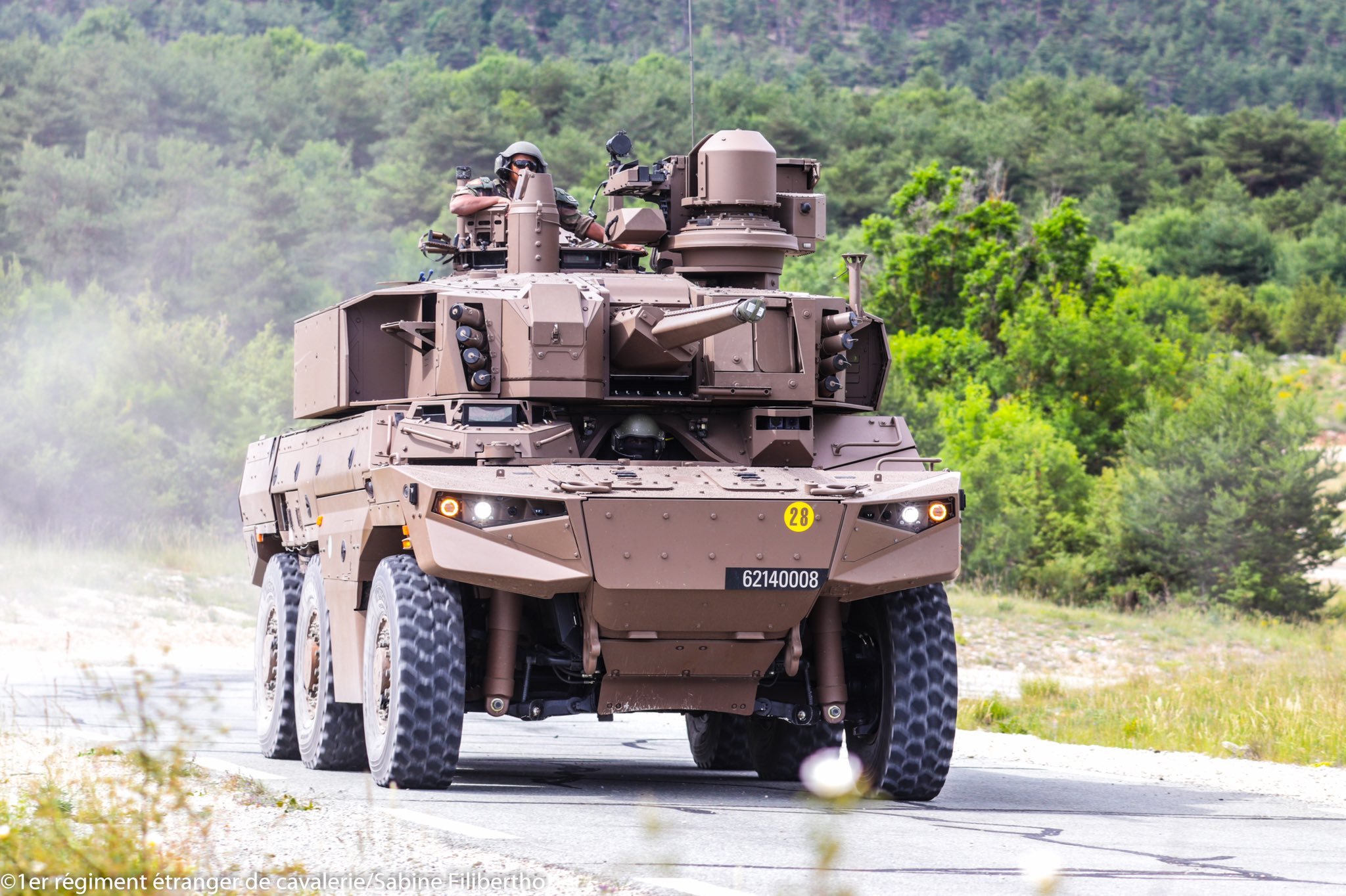 法国陆军“美洲豹”装甲侦察车(EBRC)的“米其林”轮胎……__财经头条