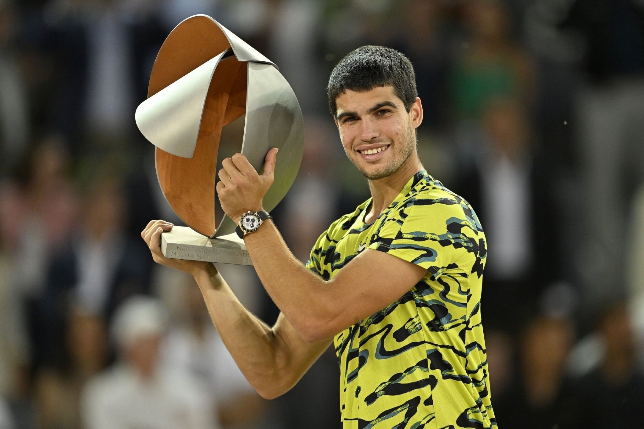 冠军捧杯图🏆 ATP1000马德里大师赛冠军——阿尔卡拉斯__财经头条