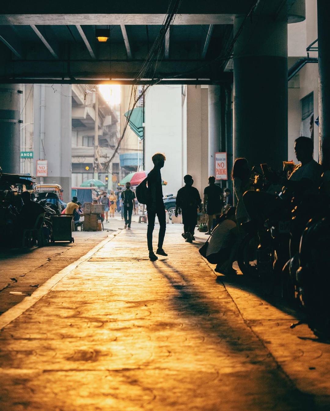光与影的街头 | 摄影师Jilson Tiu__财经头条