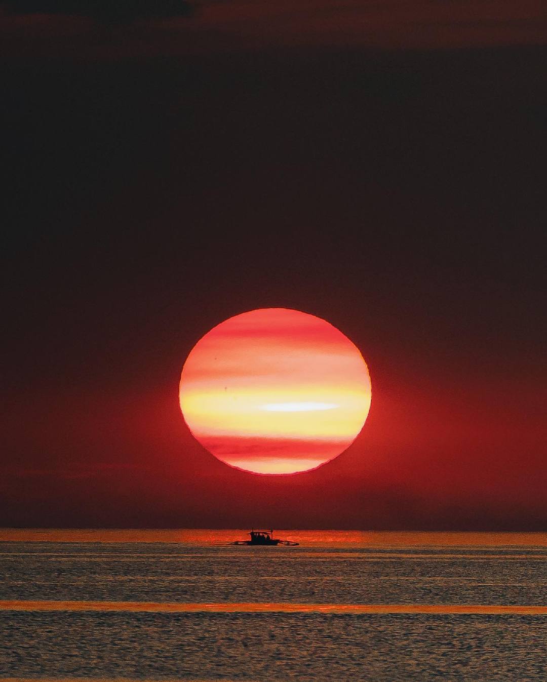 光与影的街头 | 摄影师Jilson Tiu__财经头条