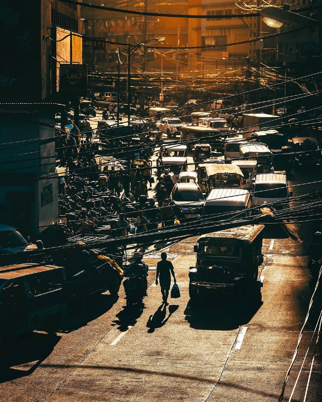 光与影的街头 | 摄影师Jilson Tiu__财经头条
